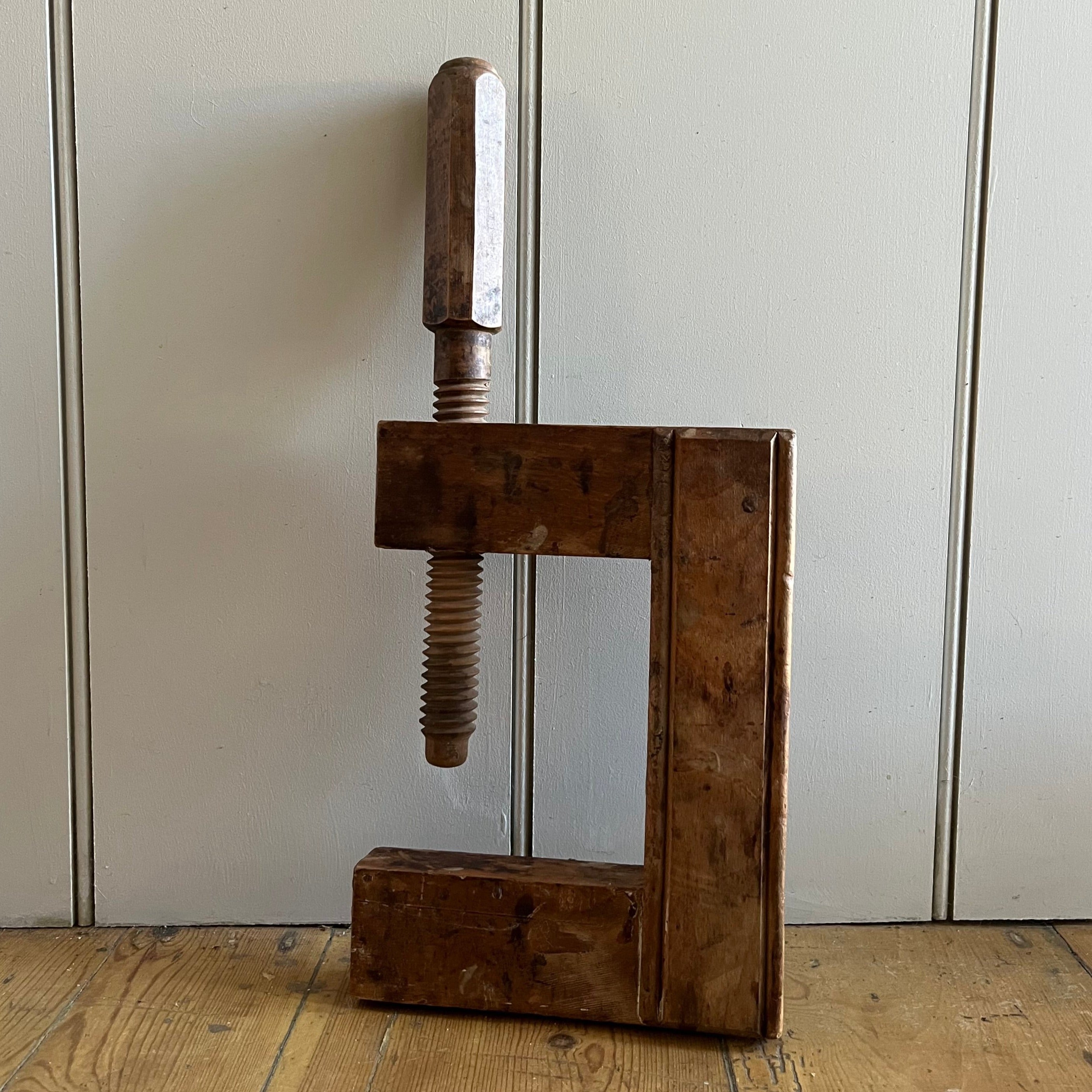 Large wooden G clamp – SPINDLE